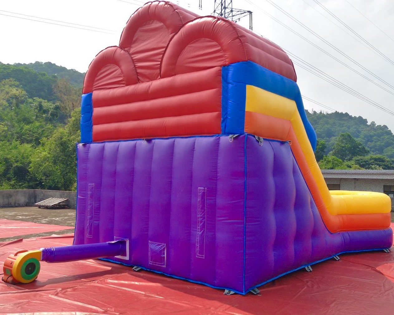 Le toboggan gonflable Rainbow Slide | Garden Castle